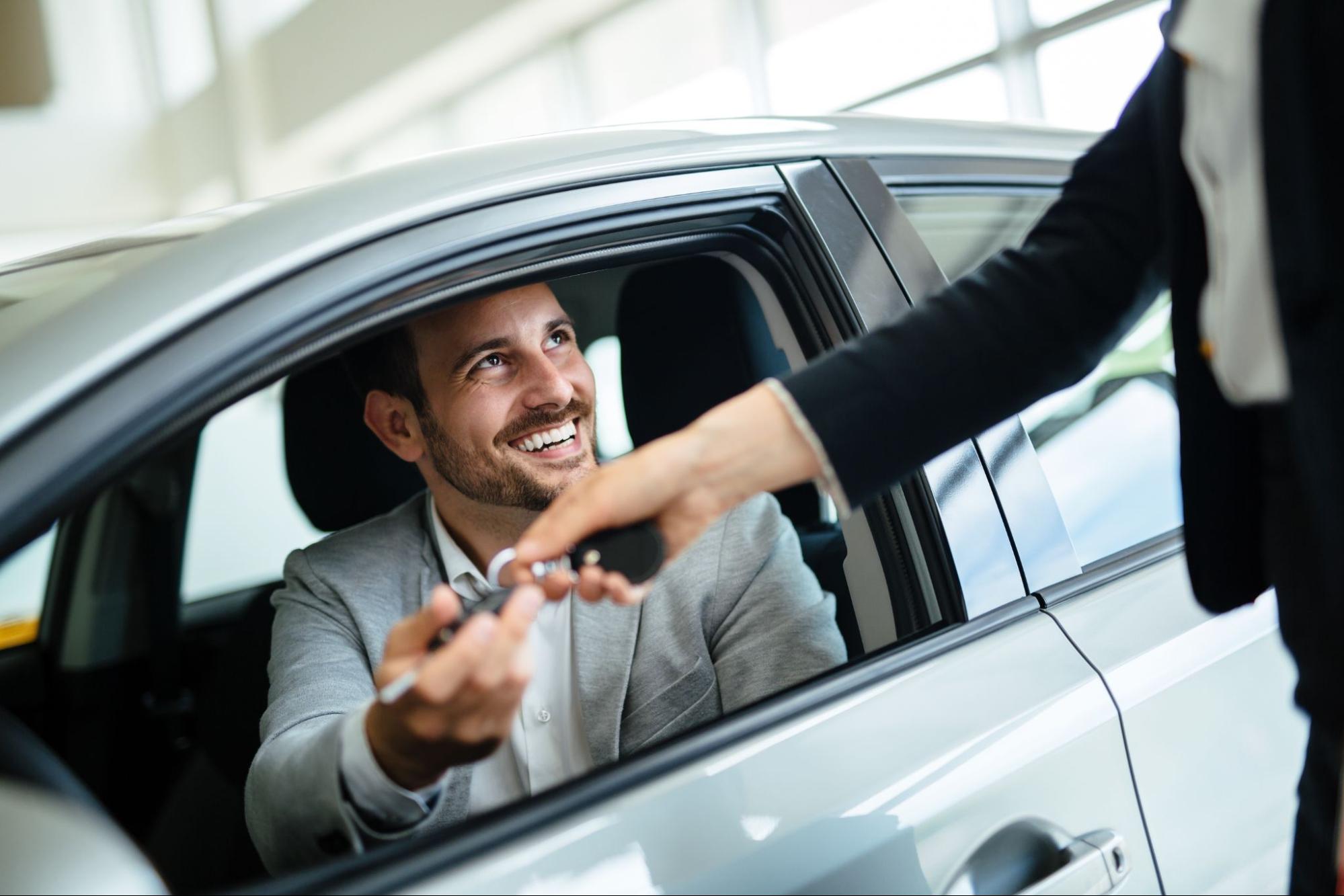 ¿Qué se necesita para rentar un carro?